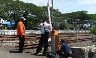 Terkena Air Hujan, Empat Palang Pintu Otomatis Kereta Api di Lamongan ...